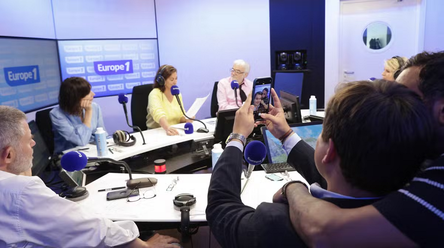 Journalistes français : pleutres, serviles, médiocres et plumitifs de ...